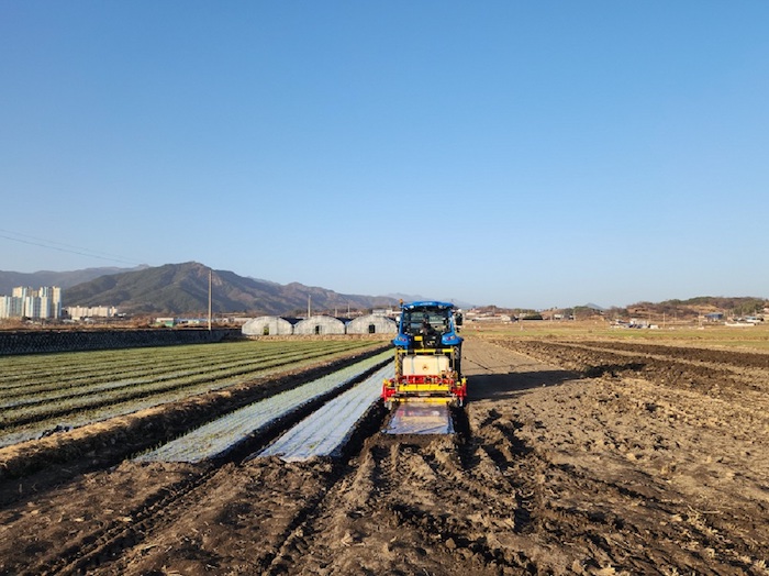 LS Mtron Showcases Autonomous Tractor